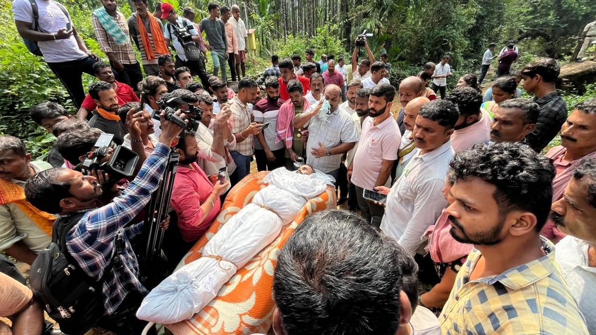 Slain Maoist leader Vikram Gowda cremated at his native place in Udupi’s Hebri - The Hindu